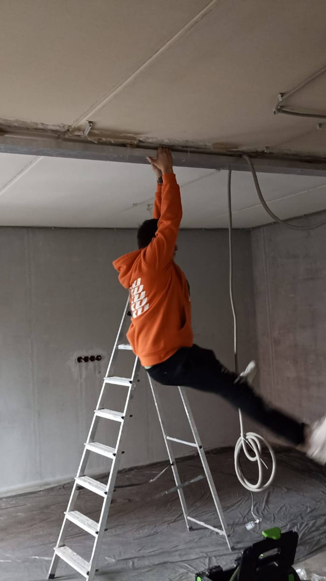 Закладная алюминиевая под угловую перегородку