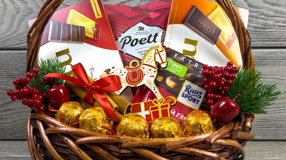 Подарочный набор в корзине на Новый Год «Огненный конь» / Новогодний подарок коллеге