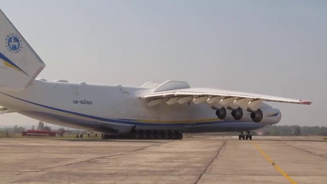 Самолет "Мрия" АН-225 выруливает на взлет. Гостомель. Сентябрь 2012.