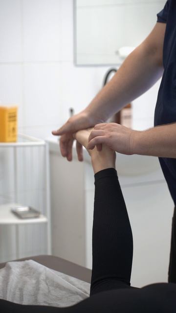 🌿✨ Ощути лёгкость и энергию: мануальная терапия, остеопатия и массаж для шеи и трапеций! 😊🥼