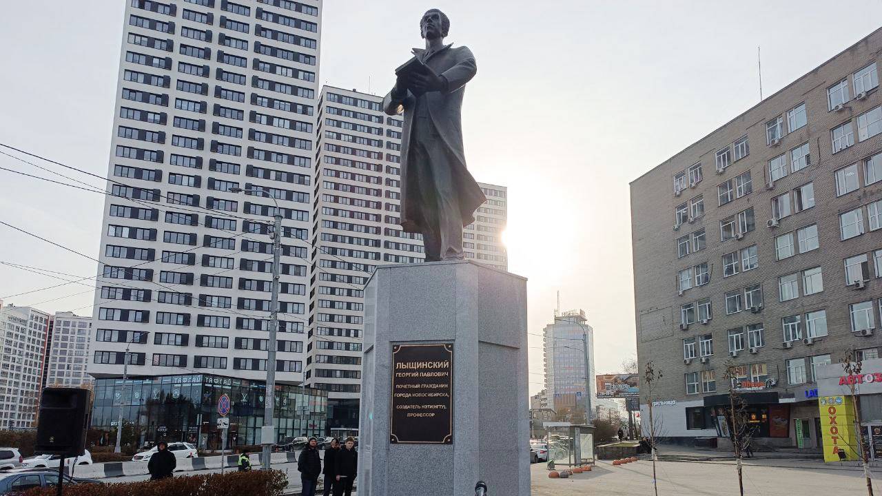 В Новосибирске открыли памятник первому ректору НГТУ Георгию Лыщинскому