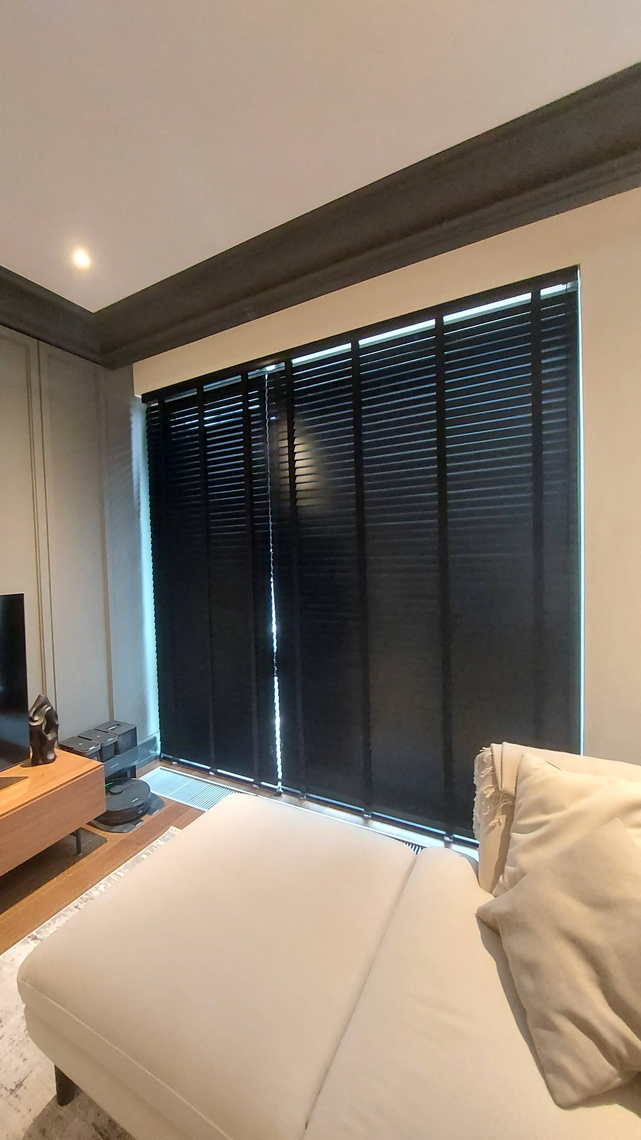 Горизонтальные деревянные жалюзи 50мм. Черный цвет на черной тесьме. Монтаж в проем.