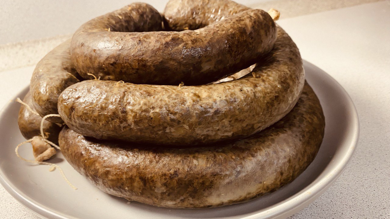 Печёночная колбаса с гречкой и грудинкой.