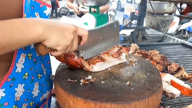 Жареная свиная ножка с хрустящей корочкой! Лучшая уличная еда Камбоджи