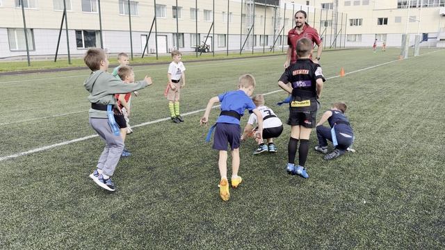 Сочетание активности с включением баланса и координации на одной ноге.