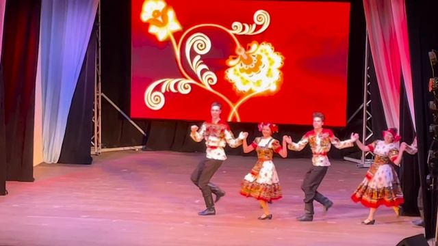 Открытие концерта: «Юность» и «Маленькая страна»