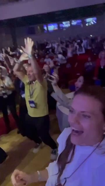 Танцевальный перерыв во время BOOTCAMP 2025 в Стамбуле. 3500 человек, объединенные одной идеей
