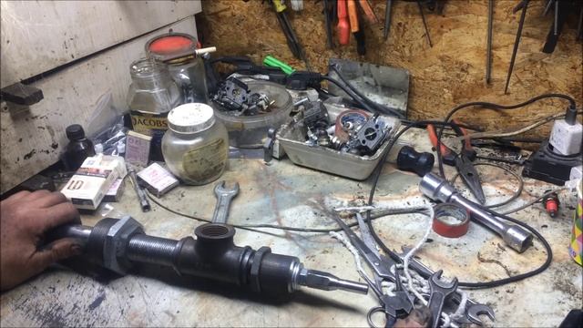 Сальниковое уплотнение  насоса для очень вязкого,густого и тоскливо текущего машинного масла.