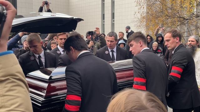 Москва простилась с актёром романом поповым / вынос  гроба