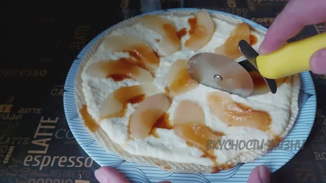 Волшебный вкус: творожная запеканка с грушей на вафле — простой рецепт для праздничного настроения!