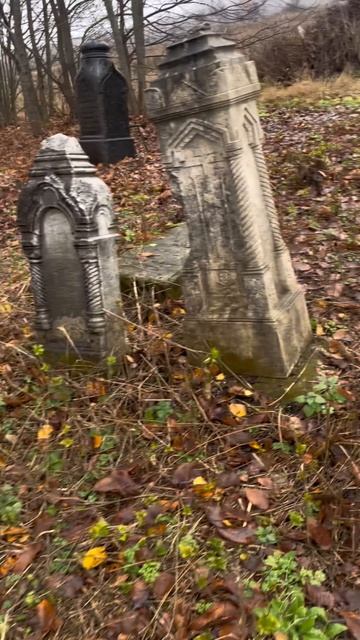 Две церкви и старое кладбище