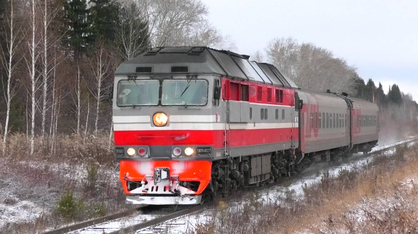"Подмигнул" ТЭП70-0527 с пригородным поездом Предтурье — Алапаевск