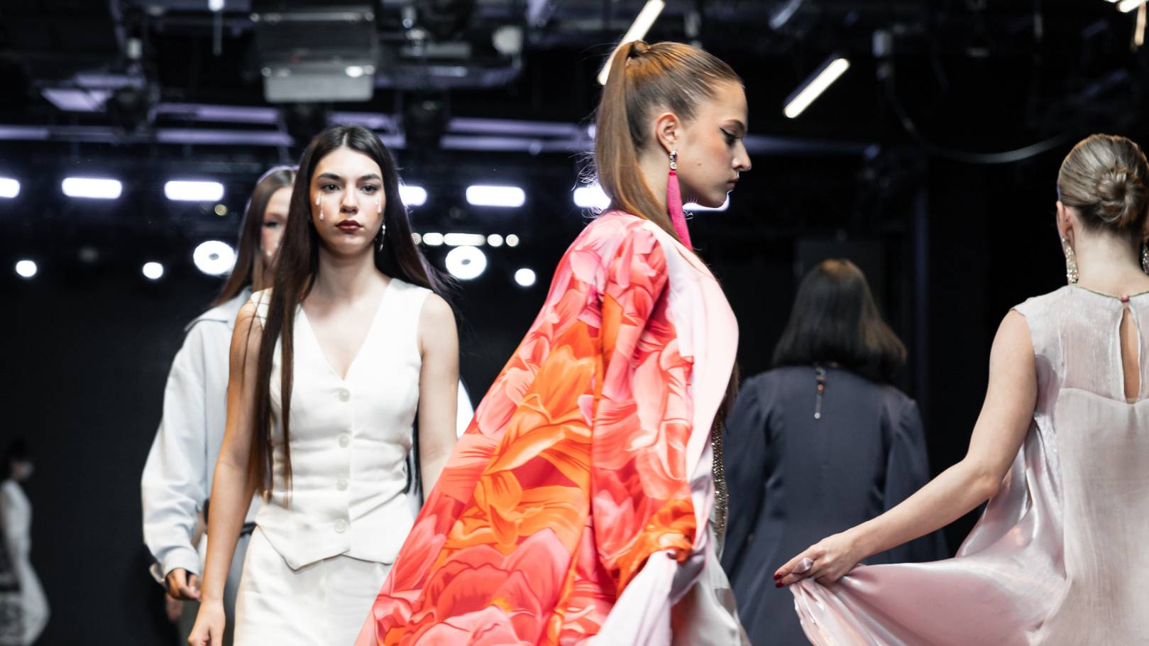 Эмоции и успех на выпускном показе школы дизайна одежды "Практика". 26.11.2025