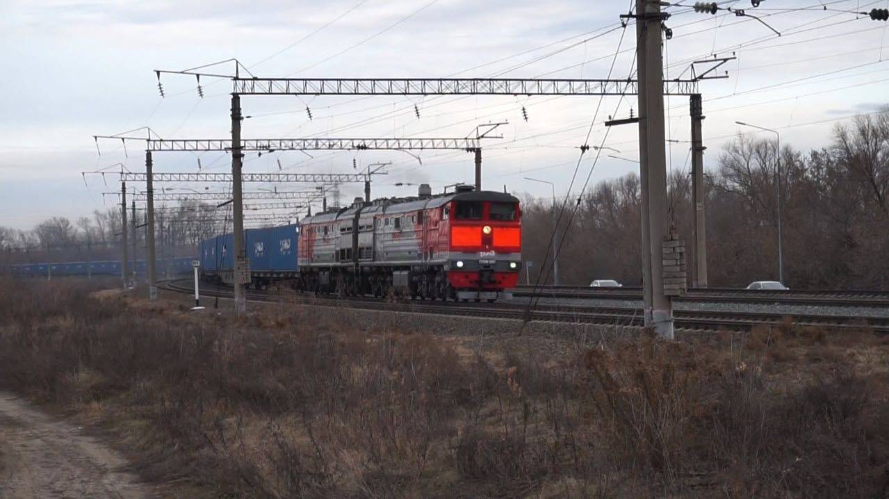 Тепловоз 2ТЭ10М-3067 с контейнерным поездом. Звук 5Д49.