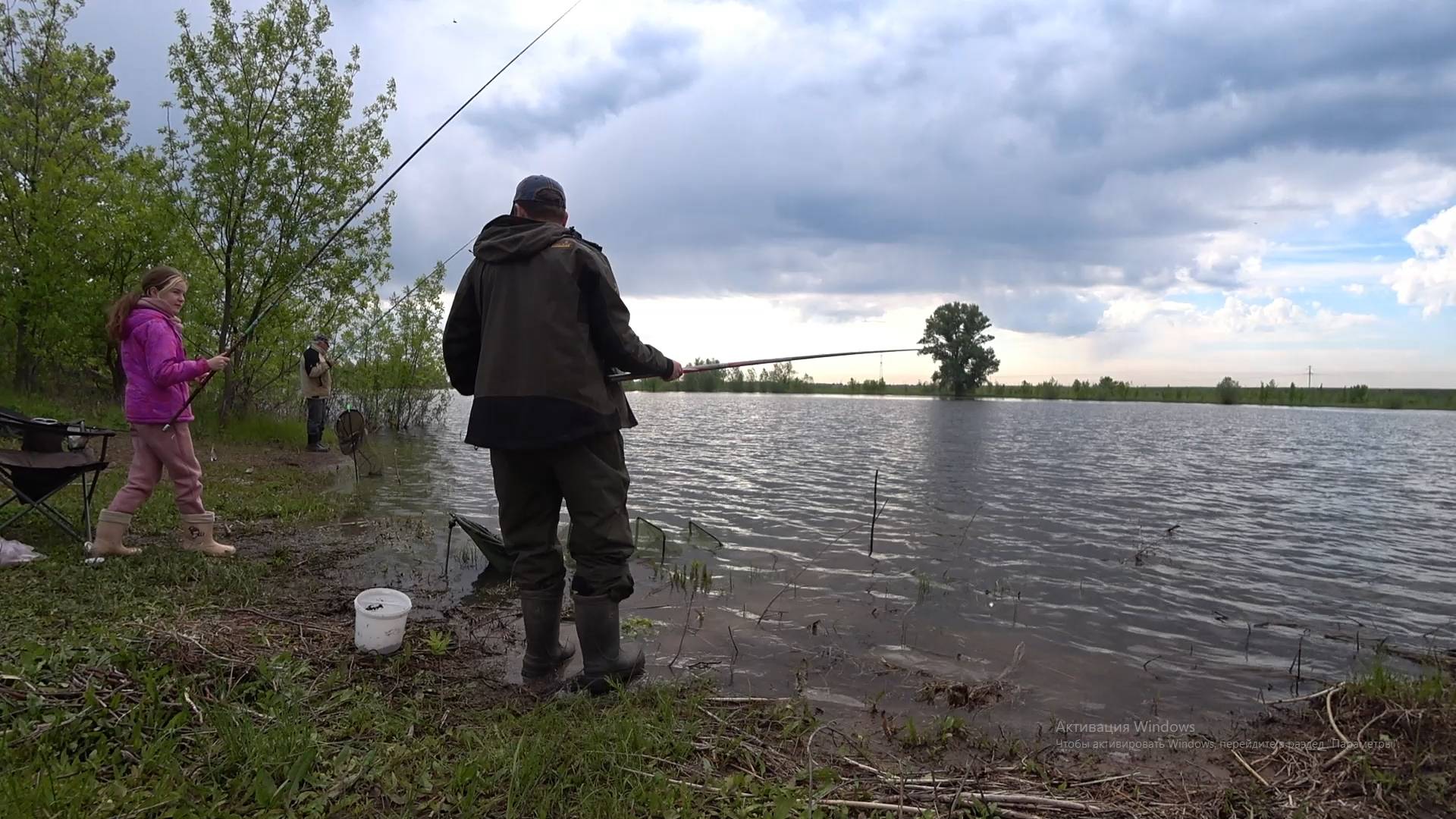 Рыбалка на поплавок всем семейством . Ловля на реке на удочку