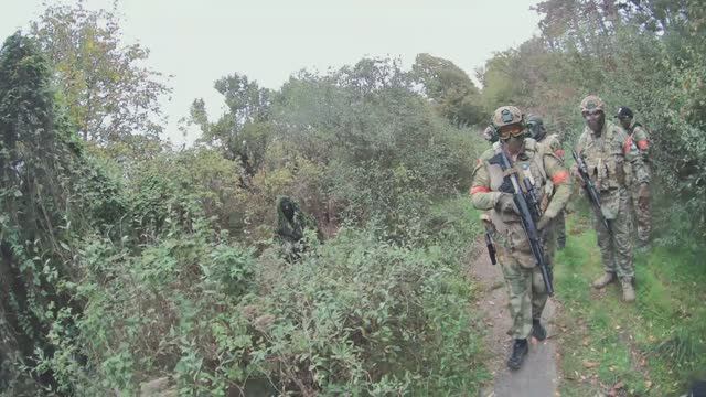 Иди, мы тебя прикроем!