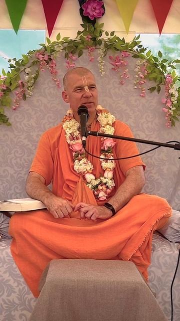 Девамрита Махарадж: «Зачем им мешать? Пускай продолжают молиться!»