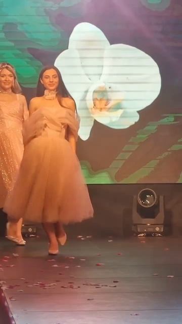 Модный показ, фрагмент.