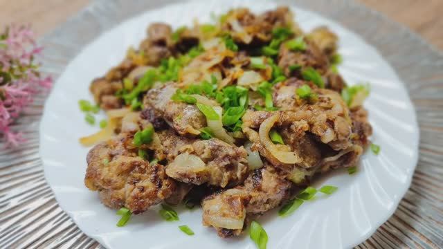 Нежнейшая куриная печень с луком. Вкусно и быстро.