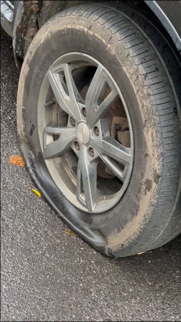 Если спустило колесо на парковке - что делать?!