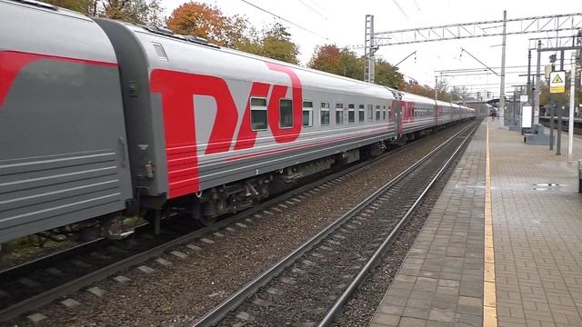 Электровоз ЭП20-048 (ТЧЭ-6) со скорым фирменным поездом № 102М Москва — Адлер.