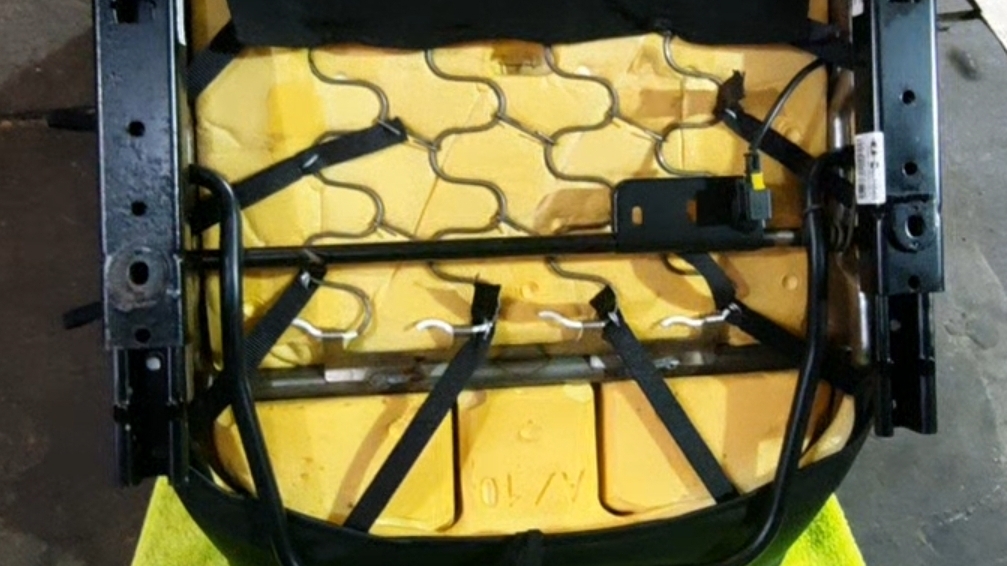 Снятие передних сидений. Лада Гранта.