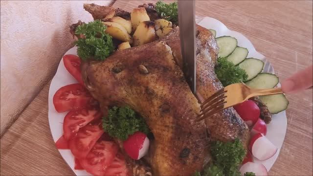 Утка запеченная в духовке с картофелем и сушенной сливой Ужин для всей семьи