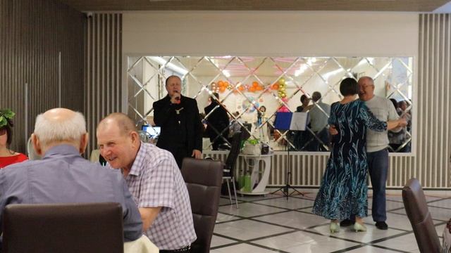 песня "И нисколько мы с тобой не постарели"поет Дмитрий Уральский