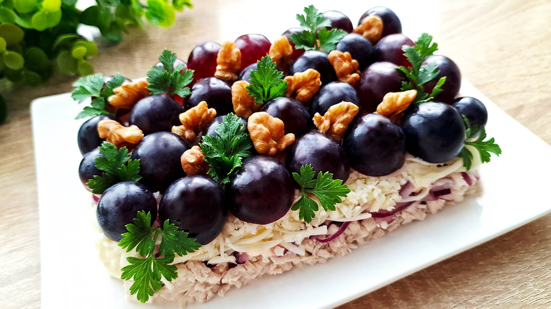 Слоеный салат с курицей! Необычные ингредиенты для незабываемого вкуса!