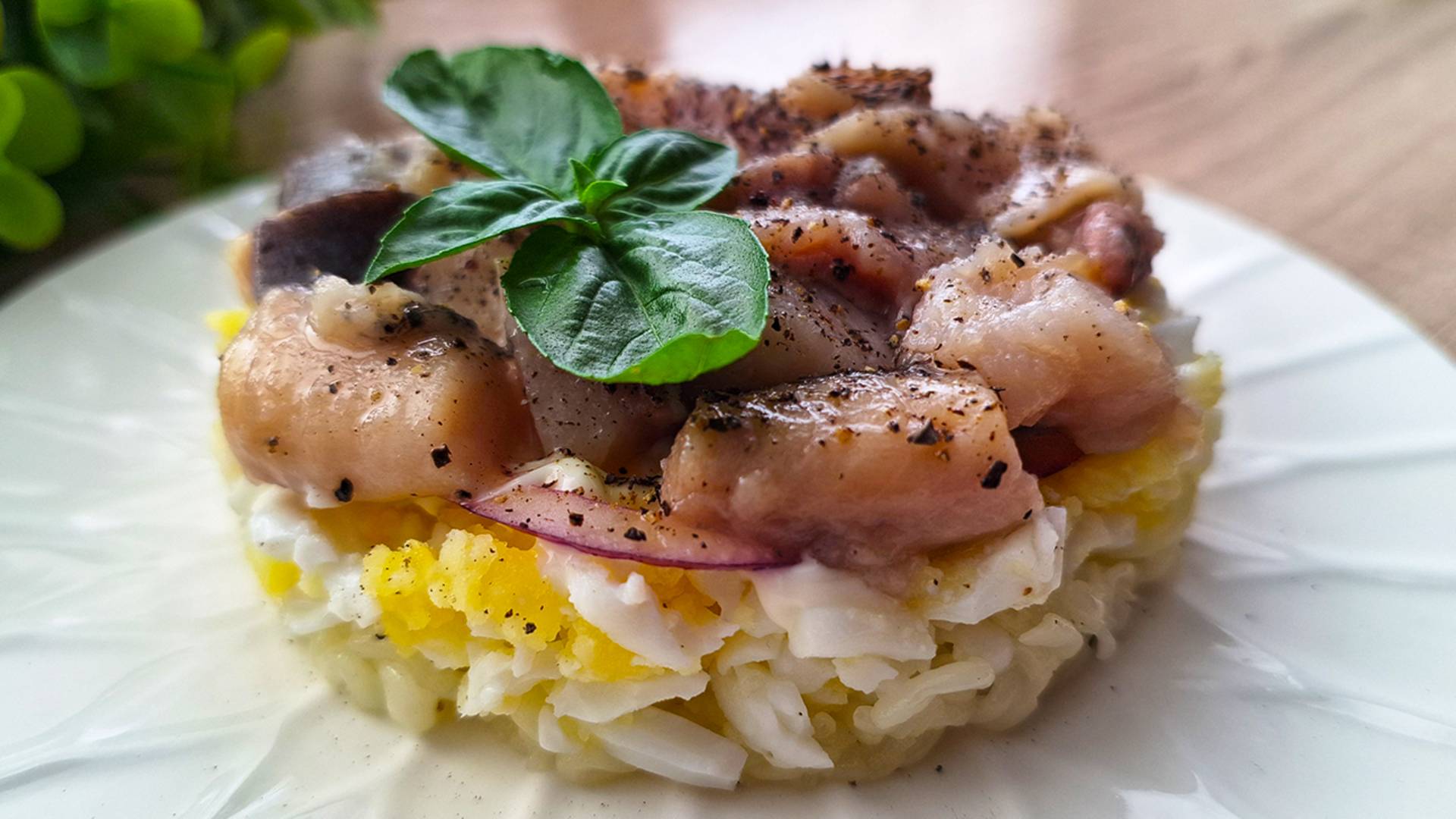 Слоеный салат с селедкой! Необычные ингредиенты для незабываемого вкуса!