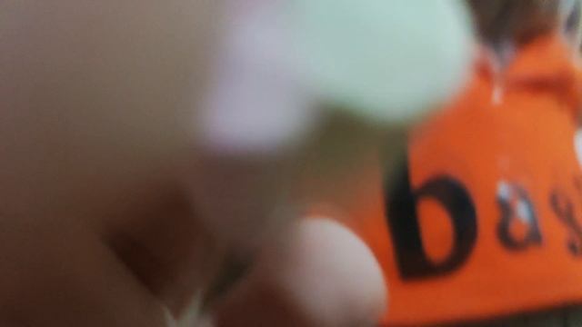 Басик кушает мармлатки