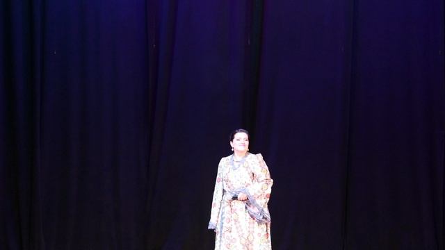 Припеваючи