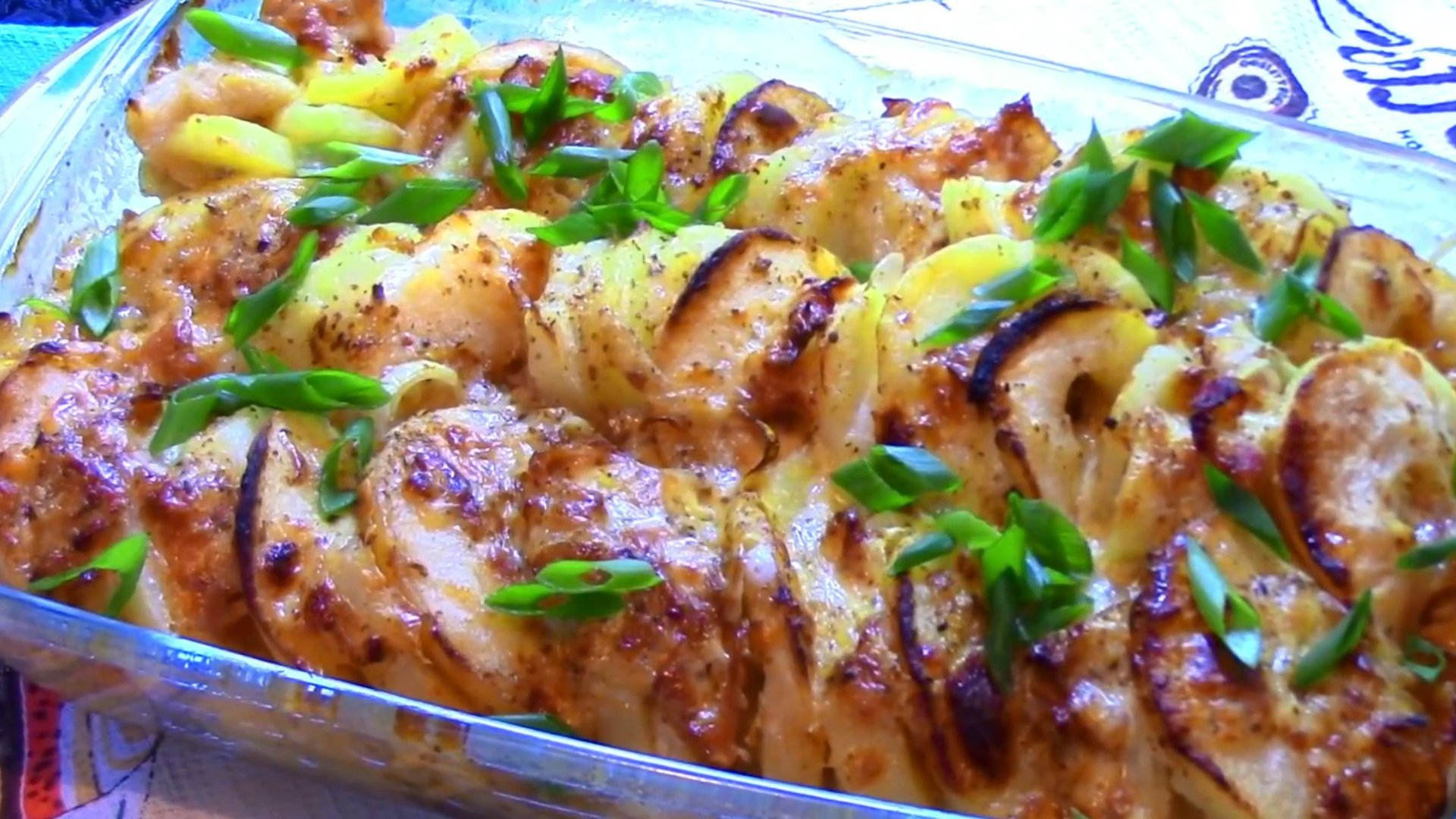 Картофельная запеканка с беконом и яблоками.