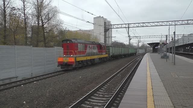 Маневровый тепловоз ЧМЭ3Э-6239 (ТЧЭ-2) следует с полувагонами с 5-го на 3-й главный путь.