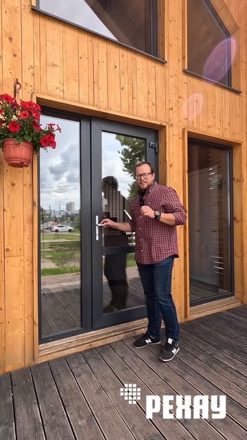 Светлая прихожая с пластиковыми входными дверьми РЕХАУ