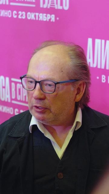 Анна Пересильд обнялась с Андреем Федорцовым ❤️🔥 Момент на премьере фильма «Алиса в Стране чудес»