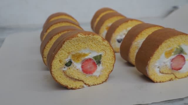 Обзор популярных магазинов сладостей в Токио.