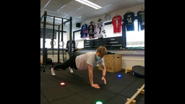 Планка, упражение на плечевые суставы