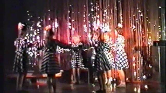 ВОСЕМЬ ДЕВОК ОДИН  Я. ТАНЕЦ,  исп. средняя  танцевальная  группа. постановка В. Шиловой 1995 г.