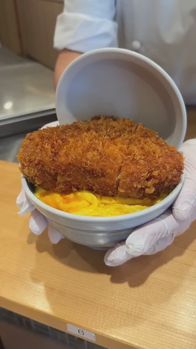 Фирменный кацу-дон на гриле с яйцами🐷 Японская уличная еда.