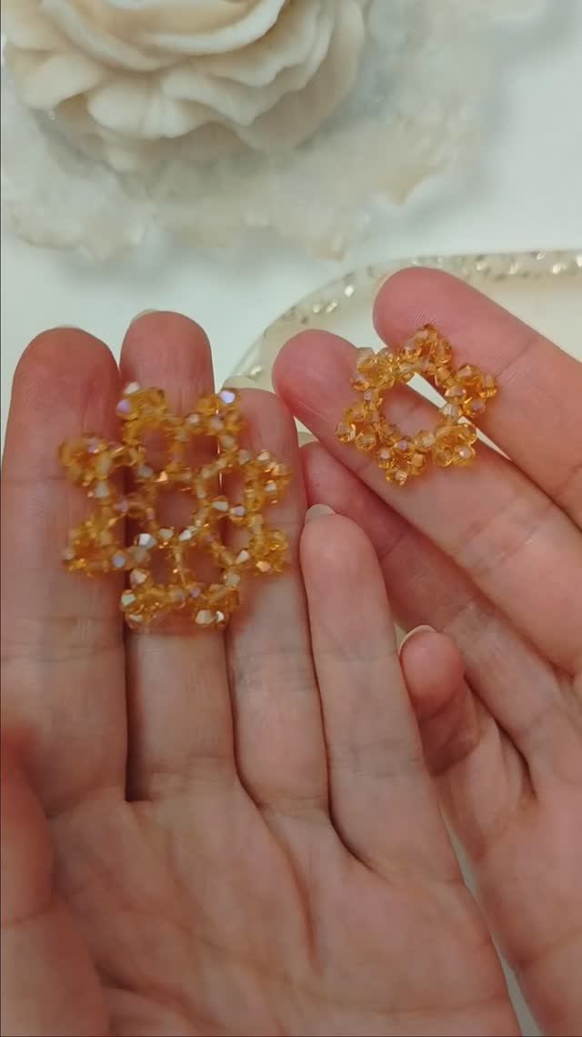 Украшение из граненых бусин, снежинки