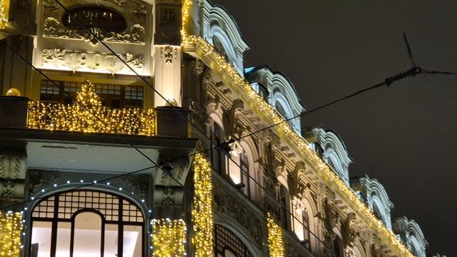 Архитектурная подсветка фасада универмага | Тёплое свечение и праздничный декор