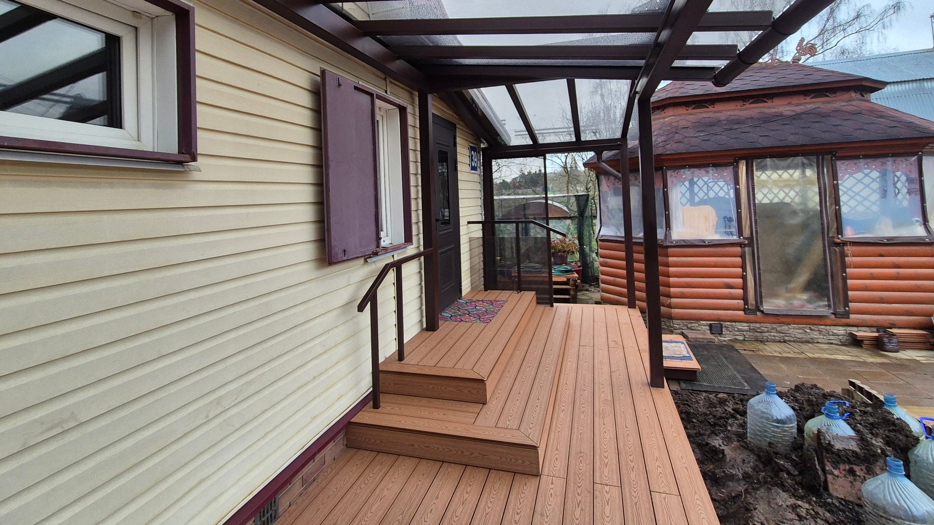 терраса к дому с прозрачной крышей