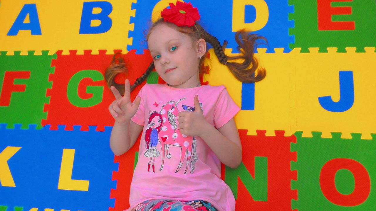 Лиза и ее забавная история с алфавитом / Изучаем буквы / Песенка АВС  / Видео для детей