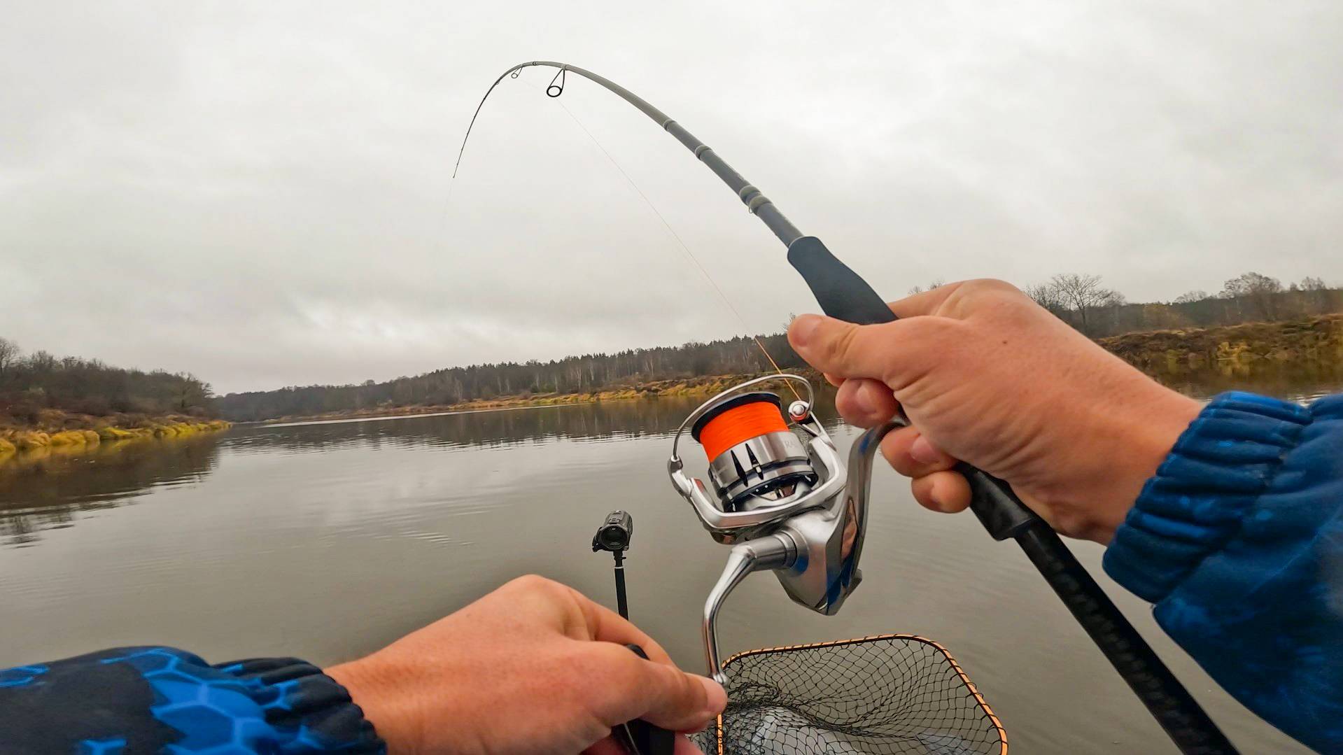 ВОТ ЭТО КЛЁВ, РЕКА РАЗДАЁТ и РАДУЕТ РЫБОЙ. Рыбалка на спиннинг в ноябре 2025