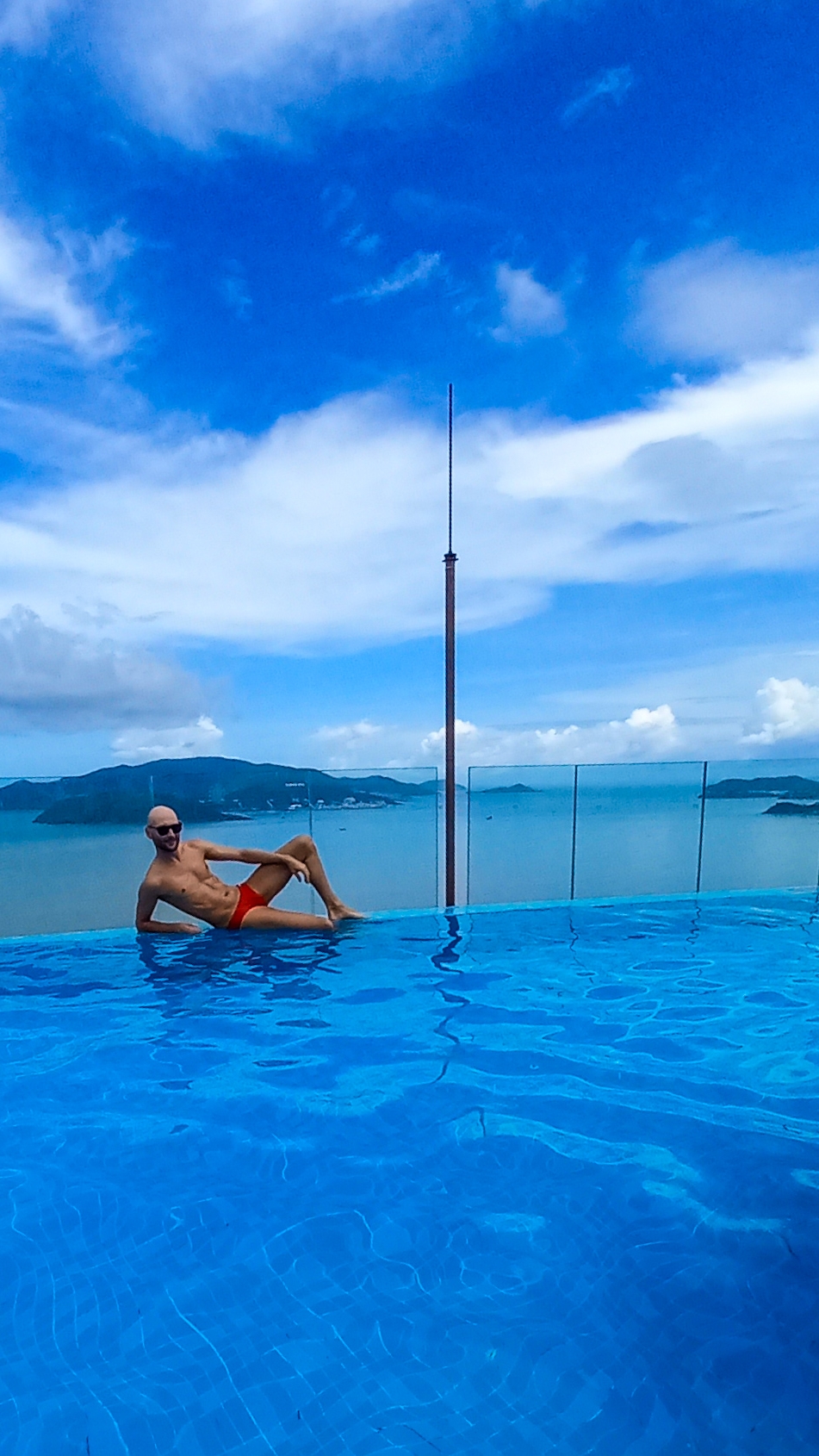 Купание в бассейне с прозрачным дном на 40м этаже Sky Blu Lounge Нячанг Вьетнам