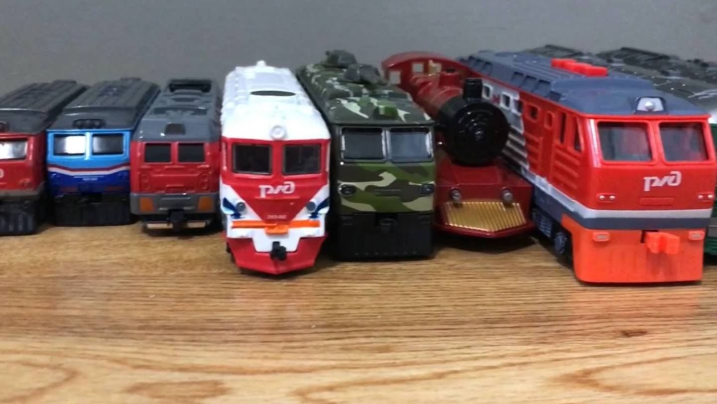 Коллекция игрушечных локомотивов