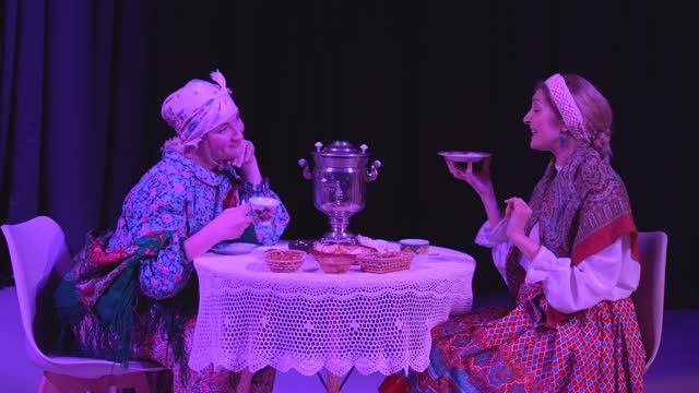 "Подруженьки", сцена из спектакля "Взаправдашние истории". С. Писахов.