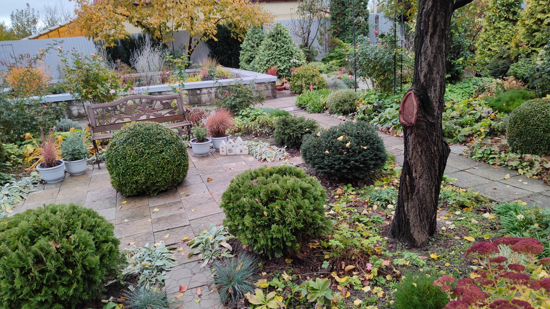 Застилаем геотекстилем дорожки в фундаменте и новый декор на круглой площадке 29.10.25 г. Пятигорск