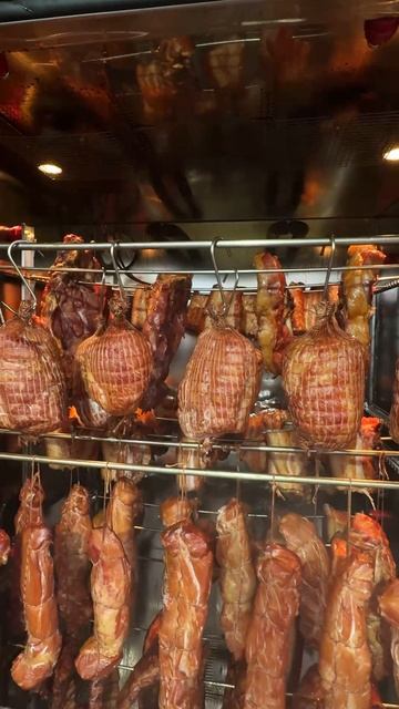 Богатый ассортимент копченых блюд 😋